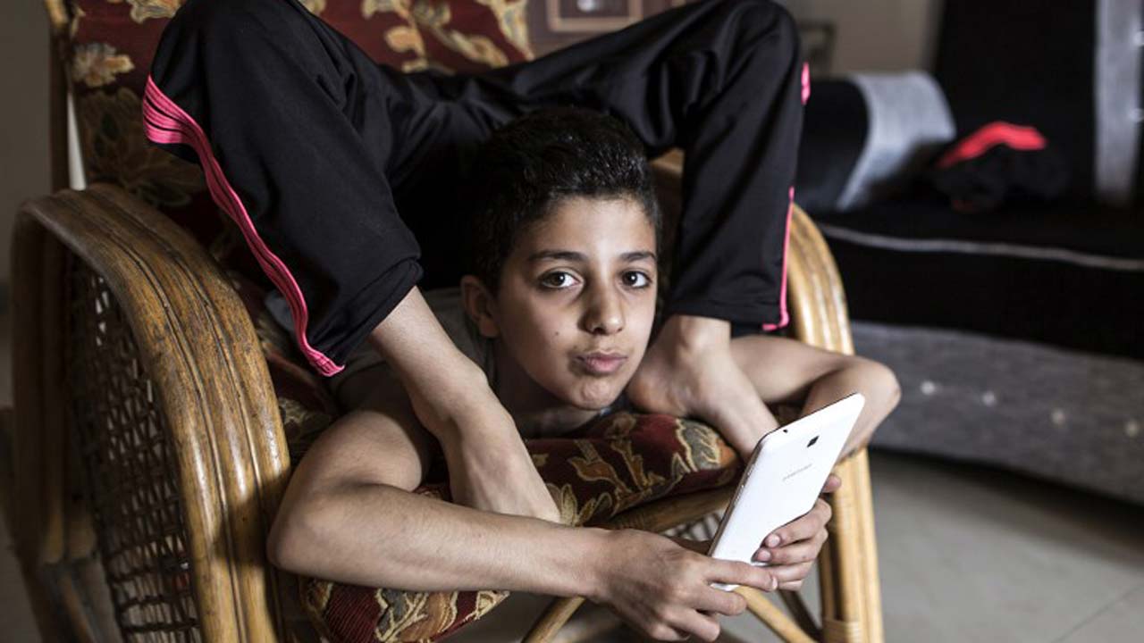 Gaza's 'Spider-Man' contortionist enters record books | The Guardian ...