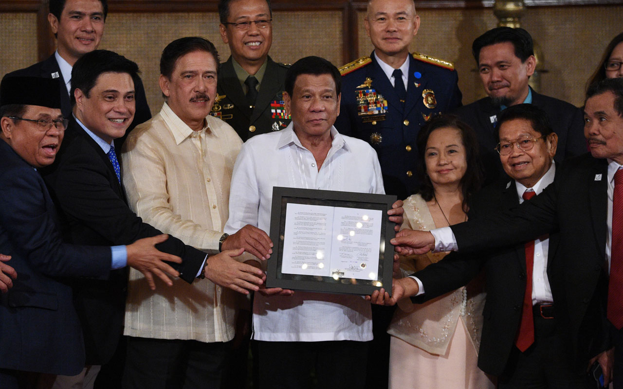 Philippines' Duterte urges peace in unveiling Muslim autonomy law | The ...
