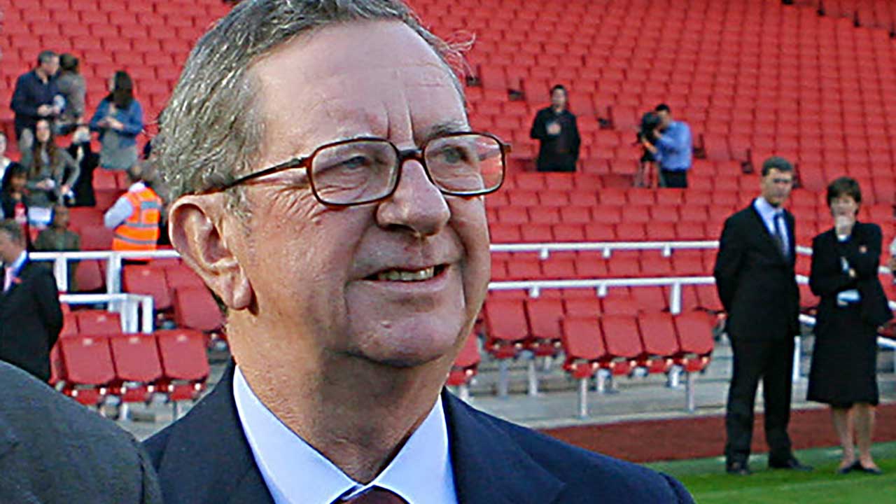 Arsenal chairman responsible for hiring Wenger dies | The Guardian ...