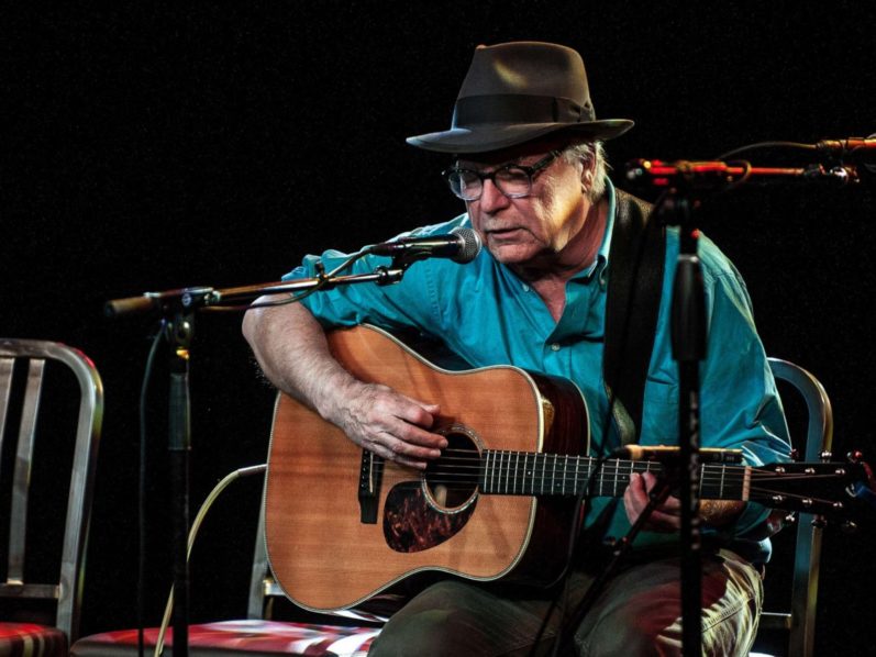 American Singer Says "Sorry" Before Dying On Stage