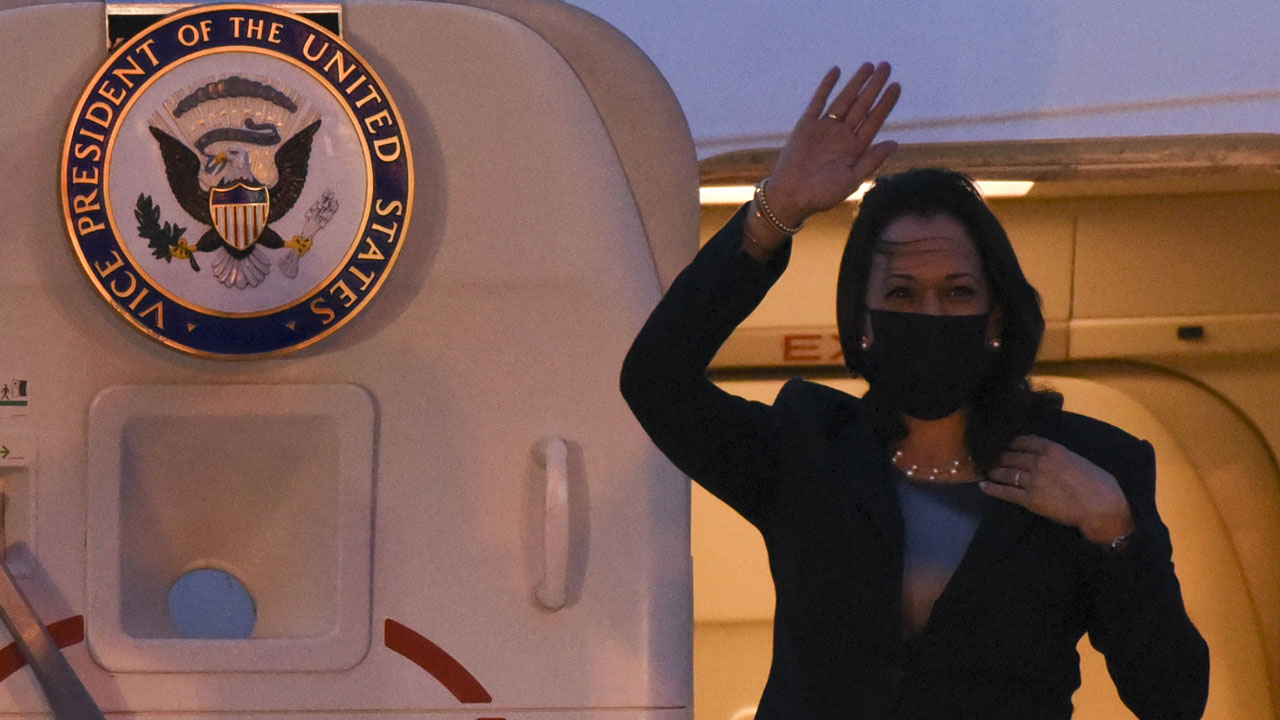 Kamala Harris's plane forced to turn around due to technical fault