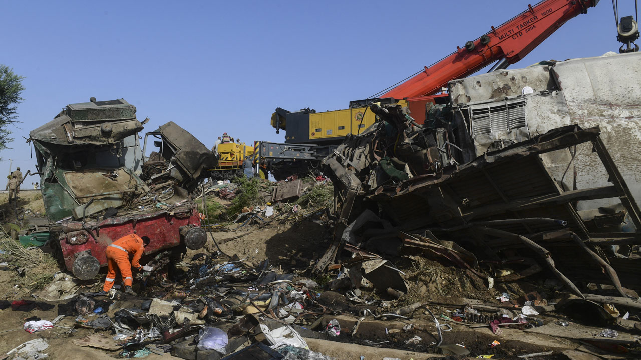 Toll rises from deadly Pakistan train crash as rescuers comb through ...