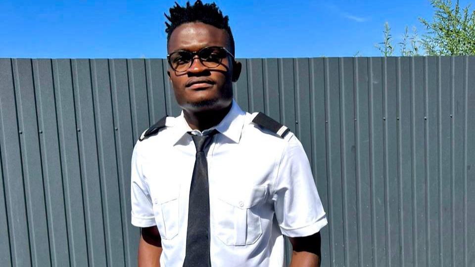 Meet young Nigerian pilot Daniel Ikechukwu Nwogbo with 203 flight time ...