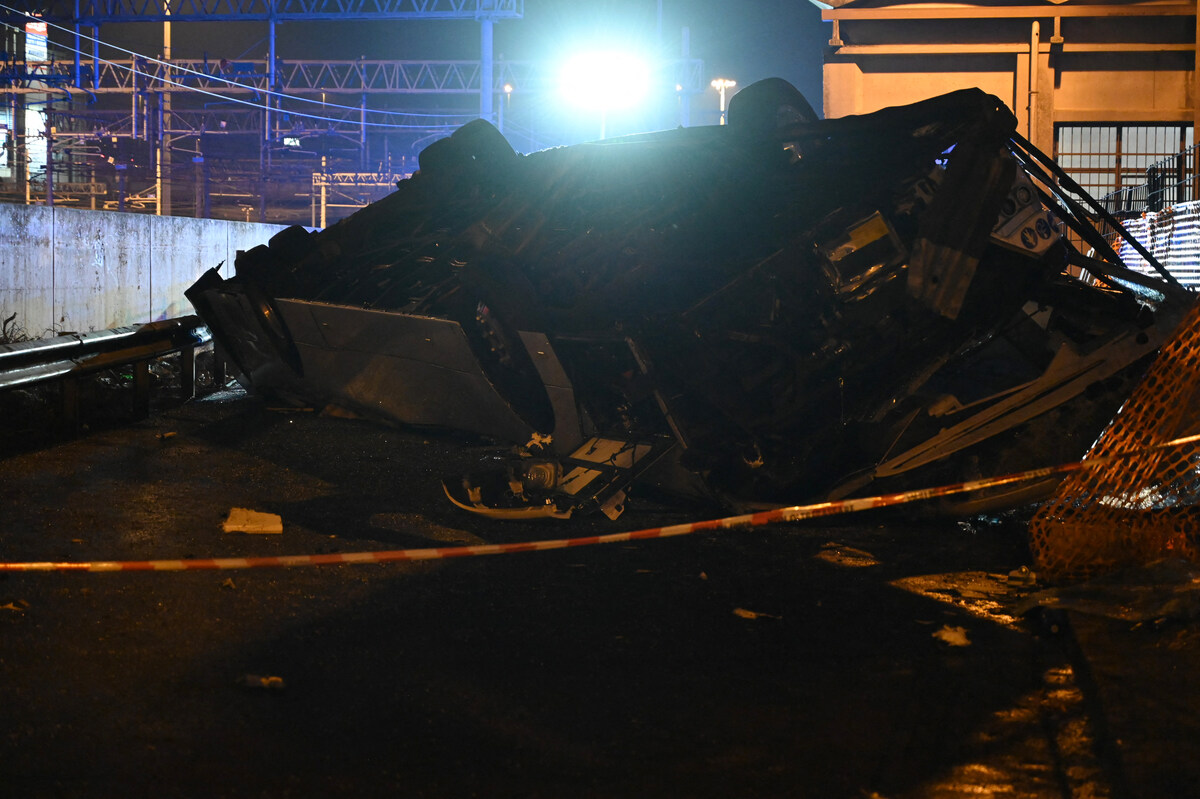 21 killed after bus falls from Venice bridge and catches fire