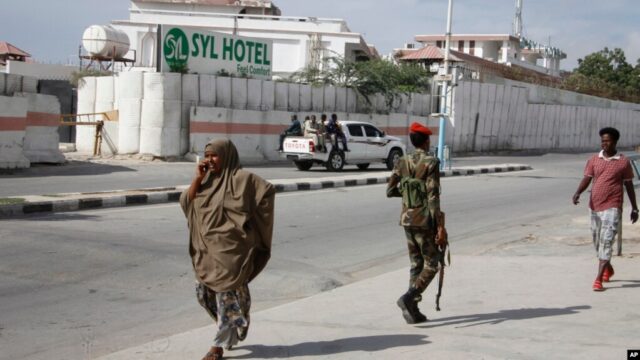 Somalia says arrests 16 suspects over hotel attack | The Guardian ...