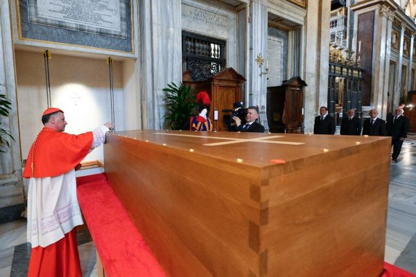 Pope Francis buried in Rome as 400,000 mourn