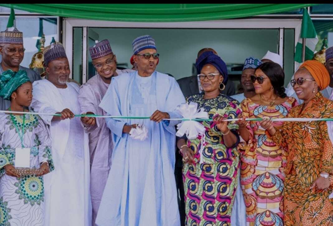 Beefcake cory kiss very pretty girl who gives a wonderful