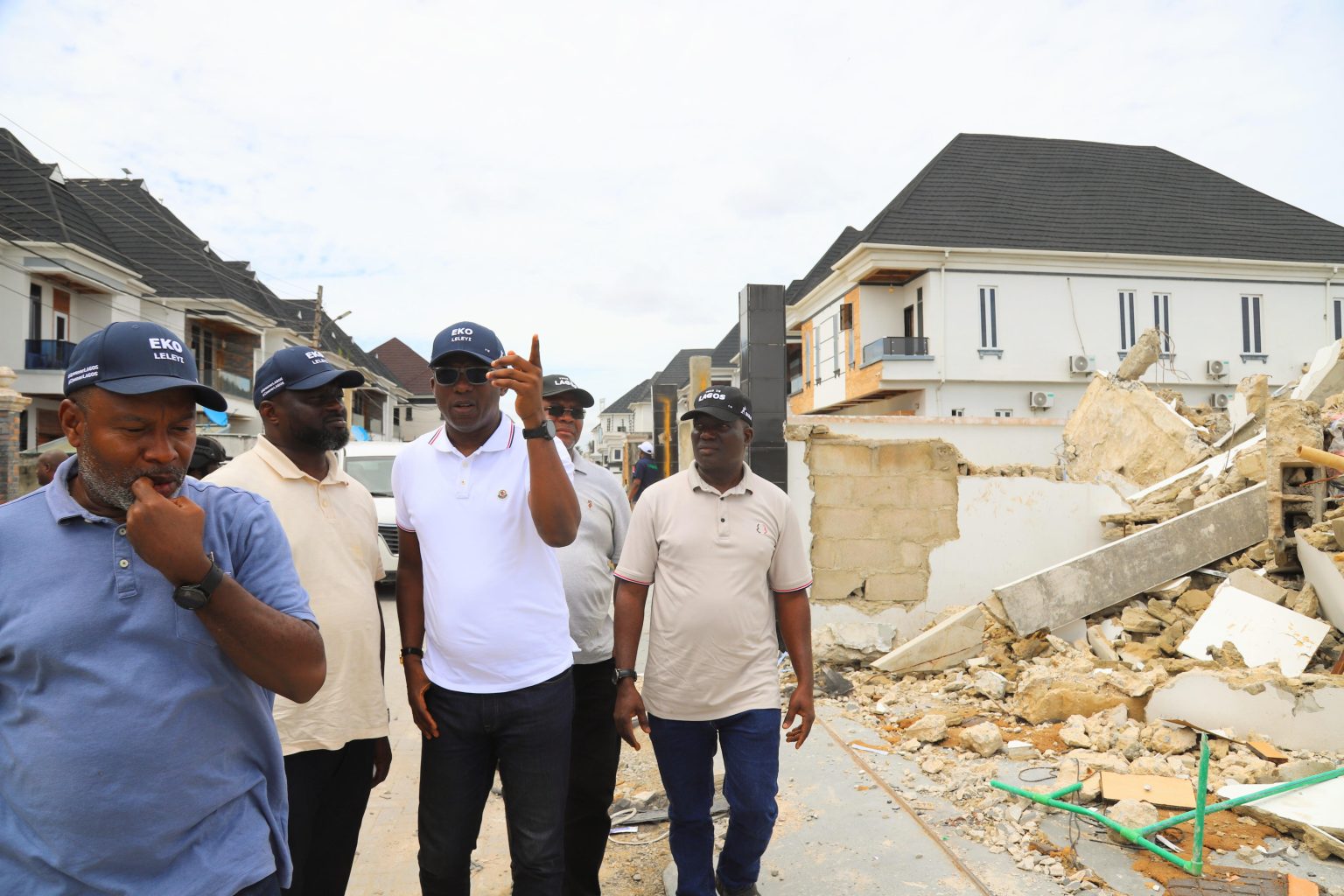 Flooding: Lagos demolishes 17 houses, halts illegal reclamation along ...